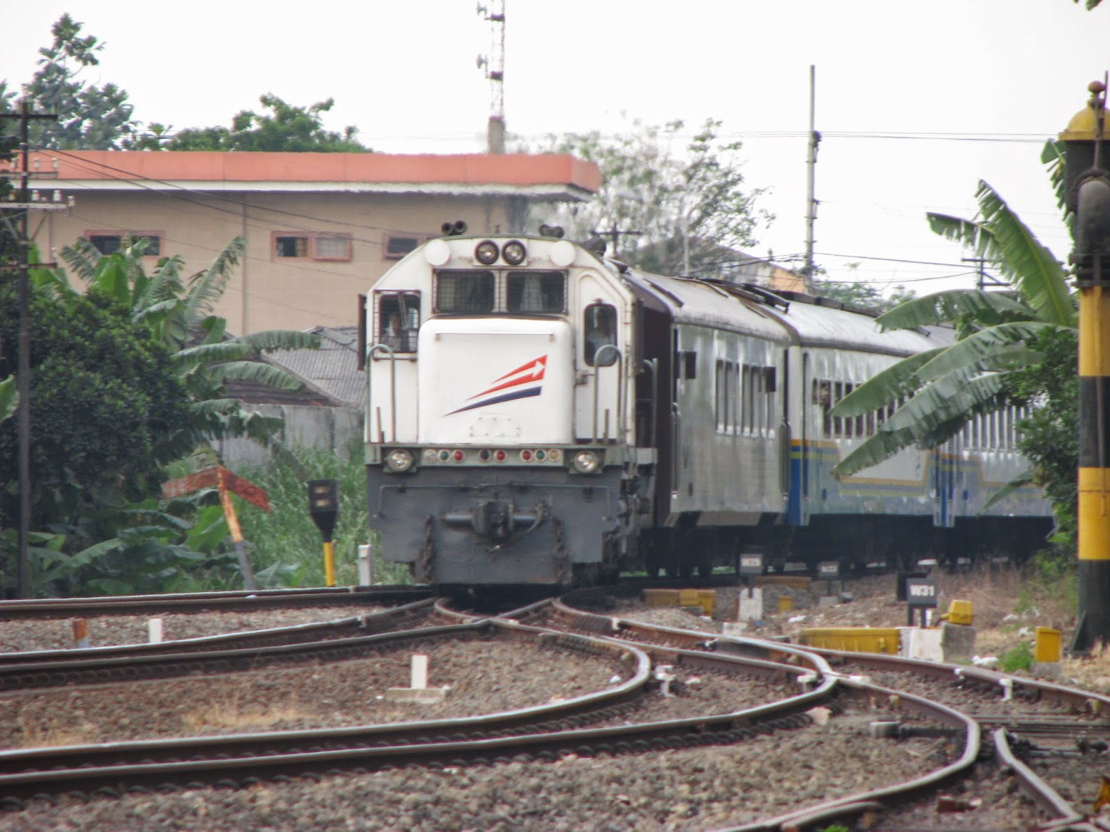 Kereta Api Indonesia: Rangkaian KA Sancaka Sore Yogyakarta Dengan ...