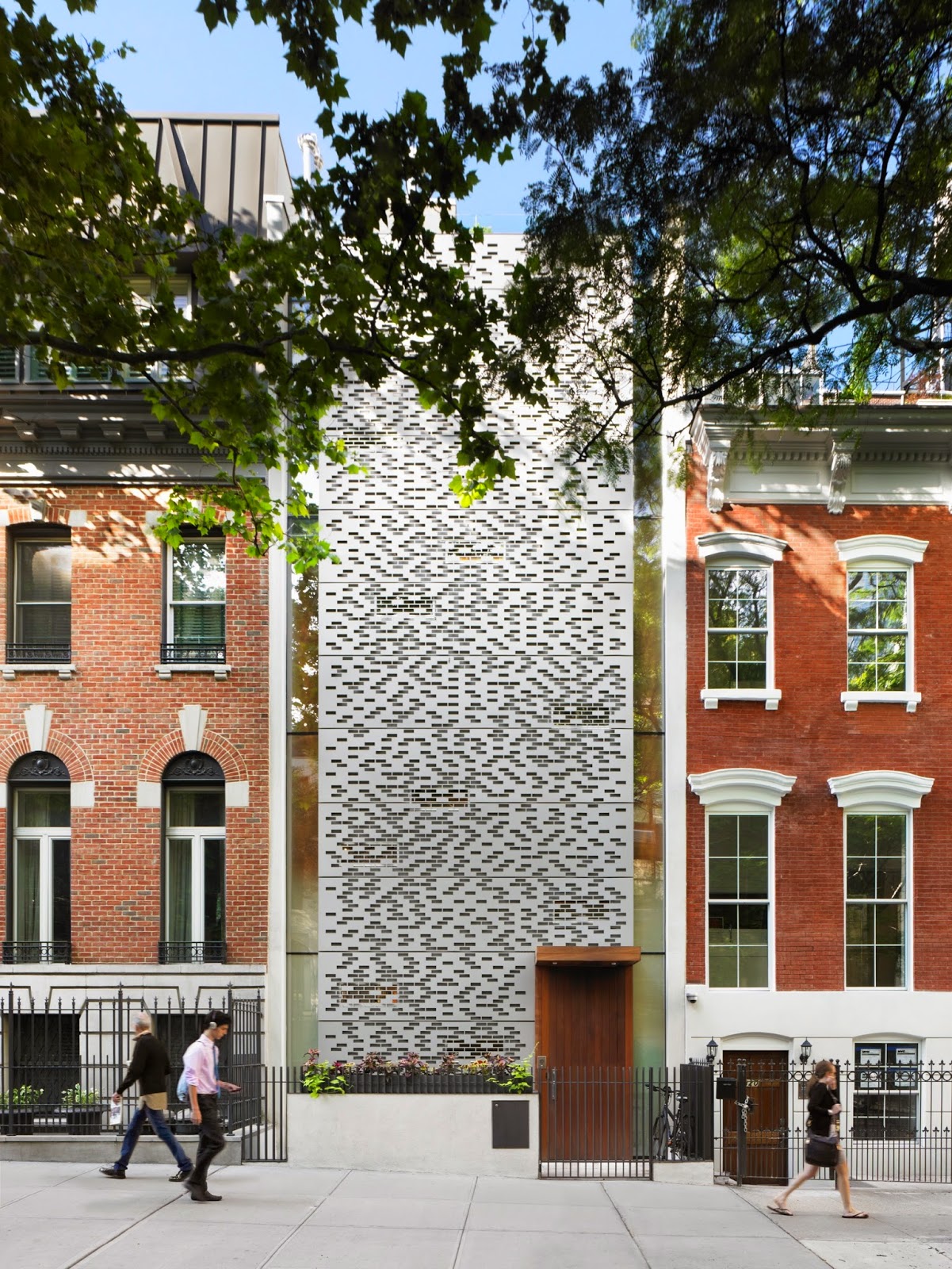 35 Cool Building Facades Featuring Unconventional Design Strategies ...