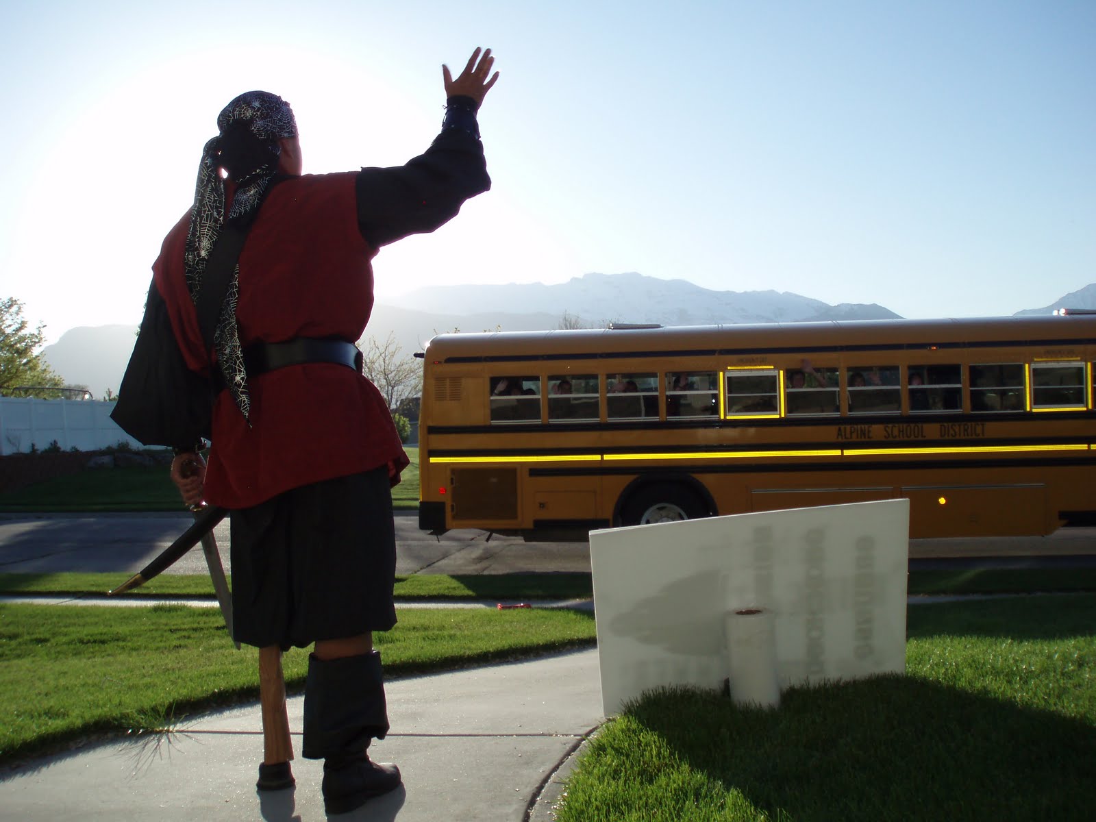 毎朝変装してスクールバスに手を振るパパ、最後の朝：Dale Price wave at the Bus - Video