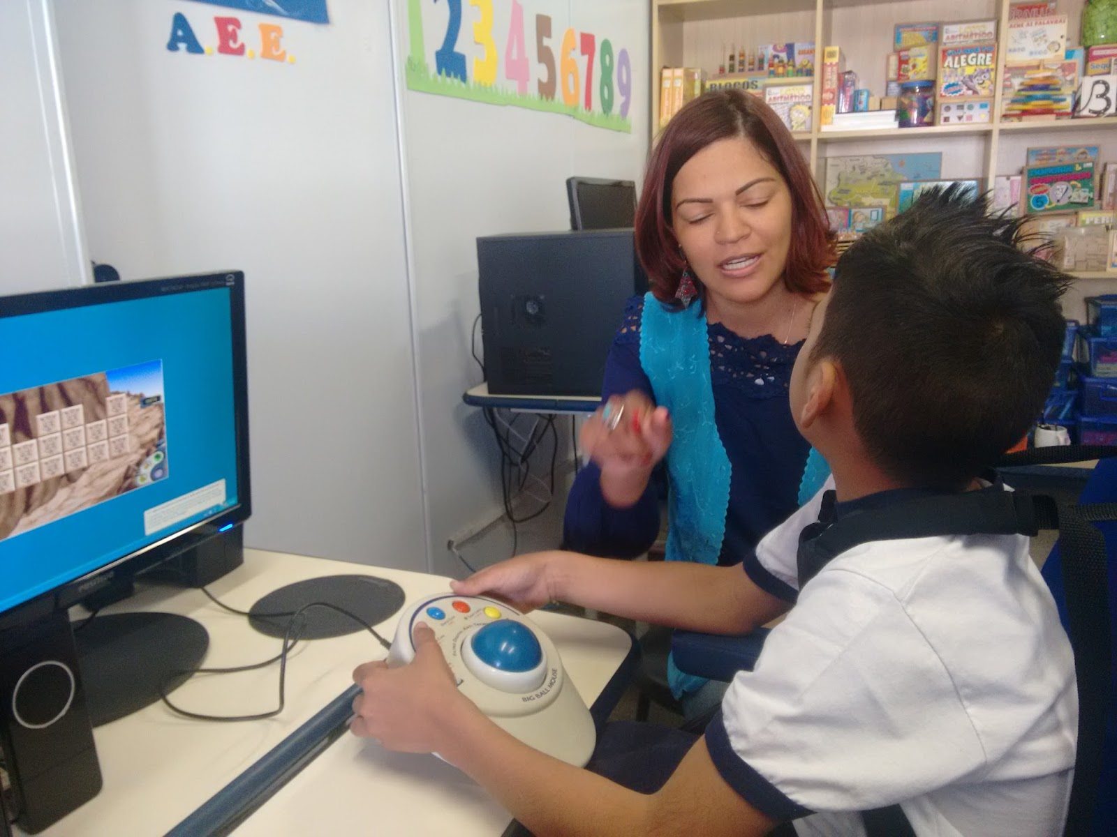 INCLUSÃO EM REDE - CLÁUDIA MISTRELI: USO DO MOUSE ADAPTADO