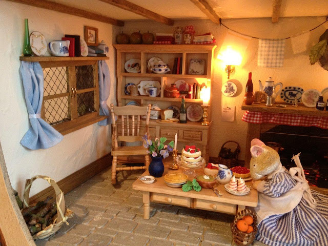 Ophelia's Adornments blog: miniature "mouse house"