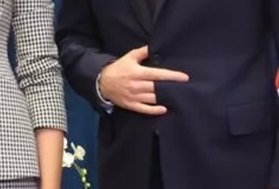 Body Language & Emotional Intelligence: Body Language Analysis No. 4073 ...