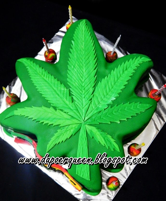 Dapoer Queen: Cannabis Leaf Cake