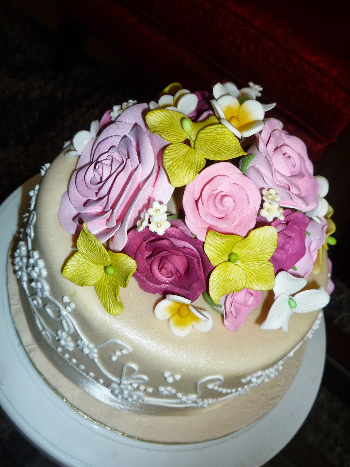 Pink Ellies Novelty Cakes: "English Roses"