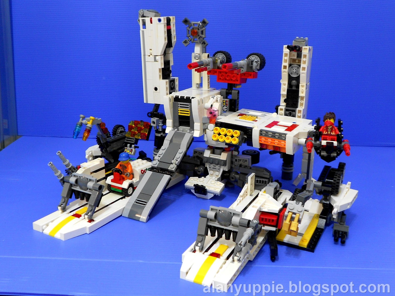 Alanyuppie's LEGO Transformers: LEGO Metroplex: Part 3 of 3: Base Mode
