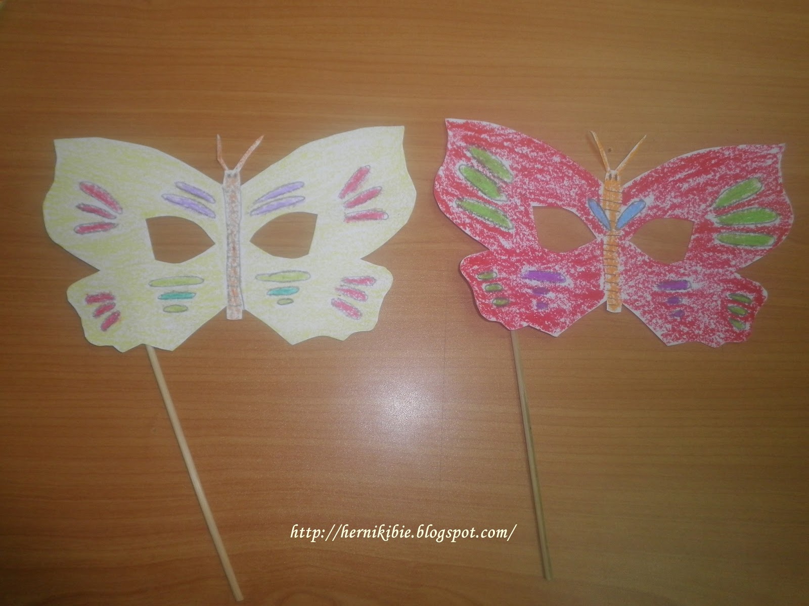 Dunia Keluarga Kami: Topeng Muka