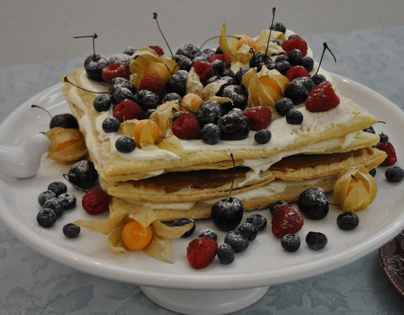 Bolo mil folhas de doce de leite com frutas silvestres - Tempo de purim!