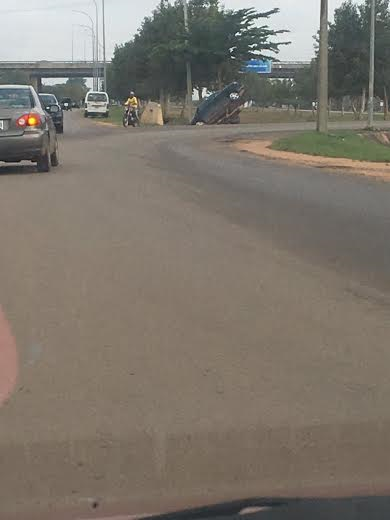 Photos: Car veered off the road and fell into a ditch in Abuja