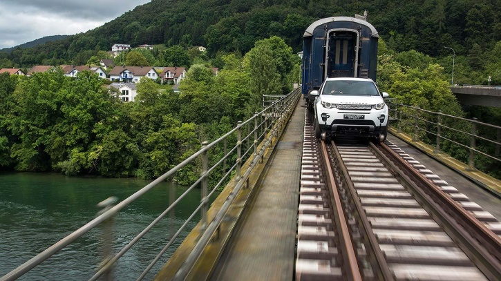 Watch The New Land Rover Pull A 100-Tonne Train Like It's A Piece Of ...
