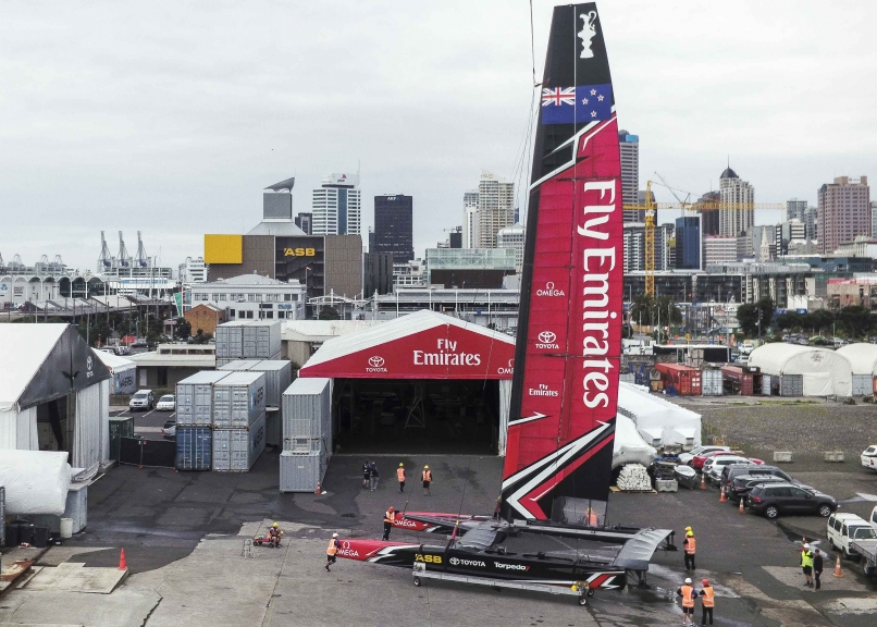 Images / L'AC45 Turbo de l'équipe Néo-Zélandaise ETNZ est à l'eau, en ...