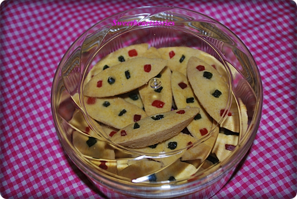 Mr. and Mrs. Sallehudin: Mari Beli Biskut Rayaaa.. :)