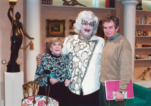 Carta de ajuste: "Dora, Dora", Dame Edna a la española