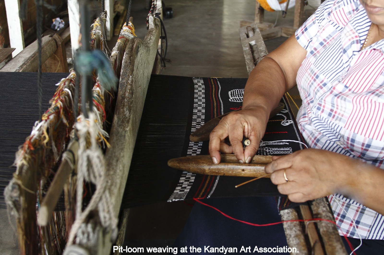 Kandyan Art Association: Pit loom weaving in Sri Lanka.