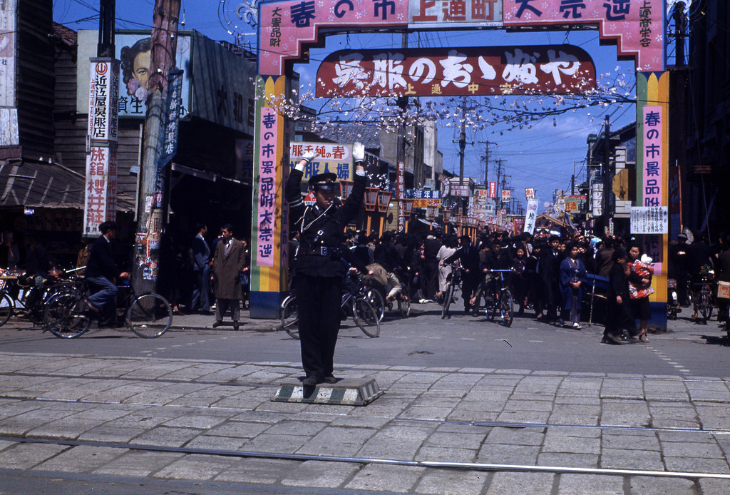Rare Color Photographs Document Everyday Life in Japan in the Late ...