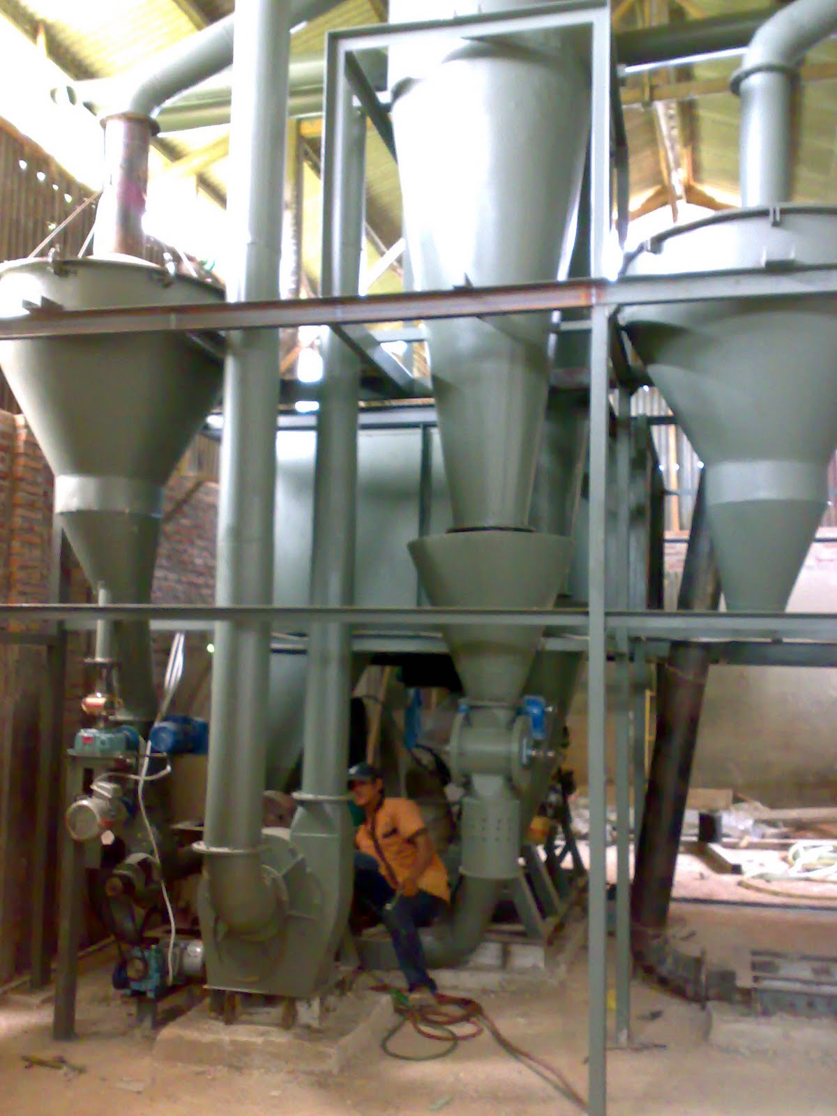 MESIN TEPUNG MULTIGUNA: Mesin Penepung Batok kelapa Onggok Serbuk kayu.