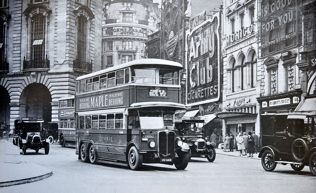 38 Fantastic Photos Capture Street Scenes of London During the 1930s ...