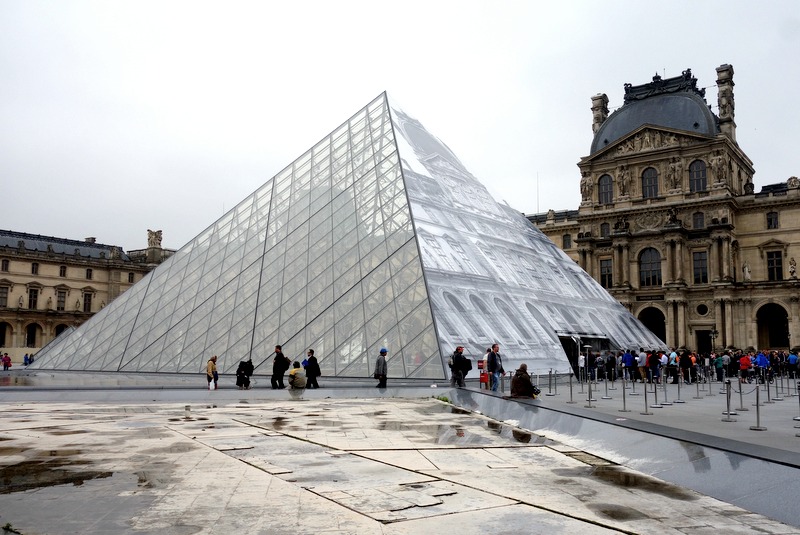 Street Art : JR fait disparaître la pyramide du Louvre - Paris 1 ...
