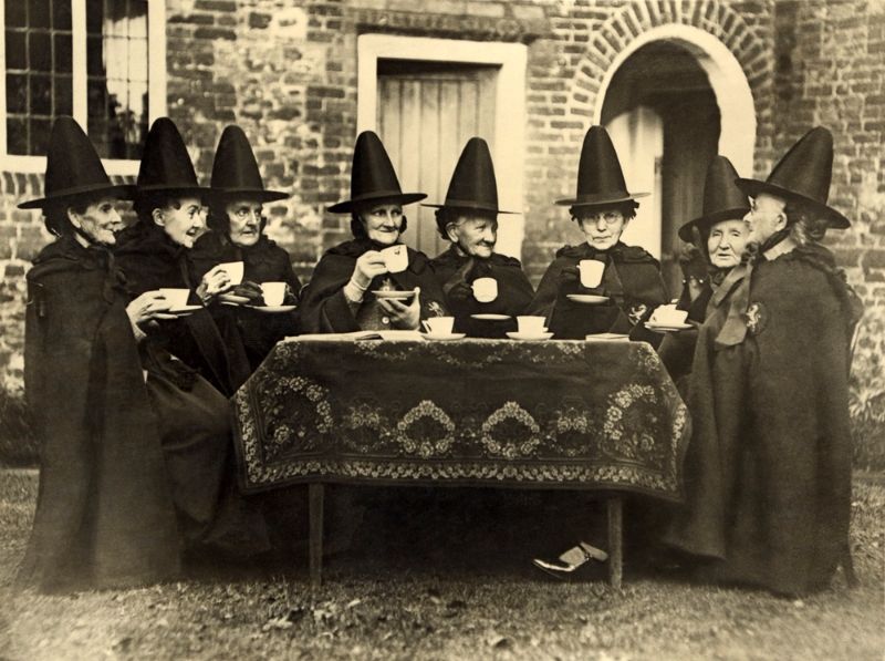 39 Interesting Photos That Capture Women in Witch Costumes From the ...