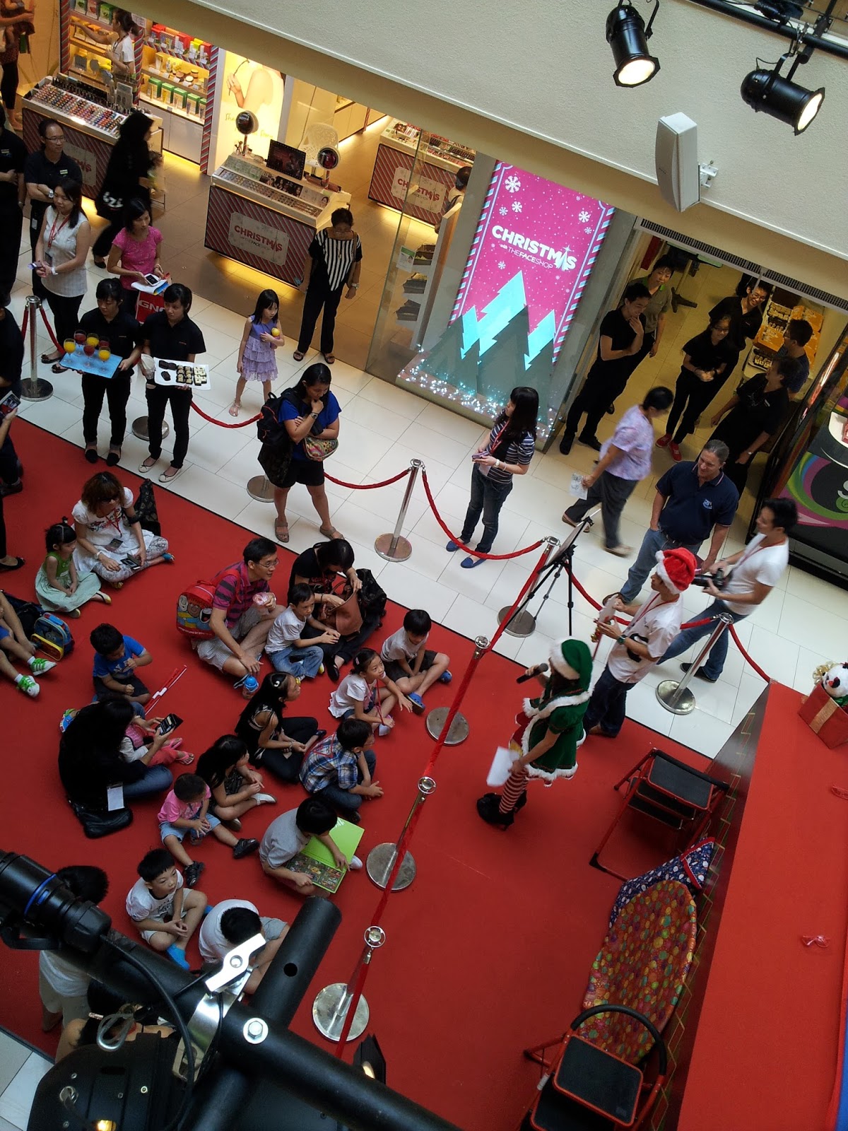Happy Family : Jumpin' Jammin' Elves at Parkway Parade