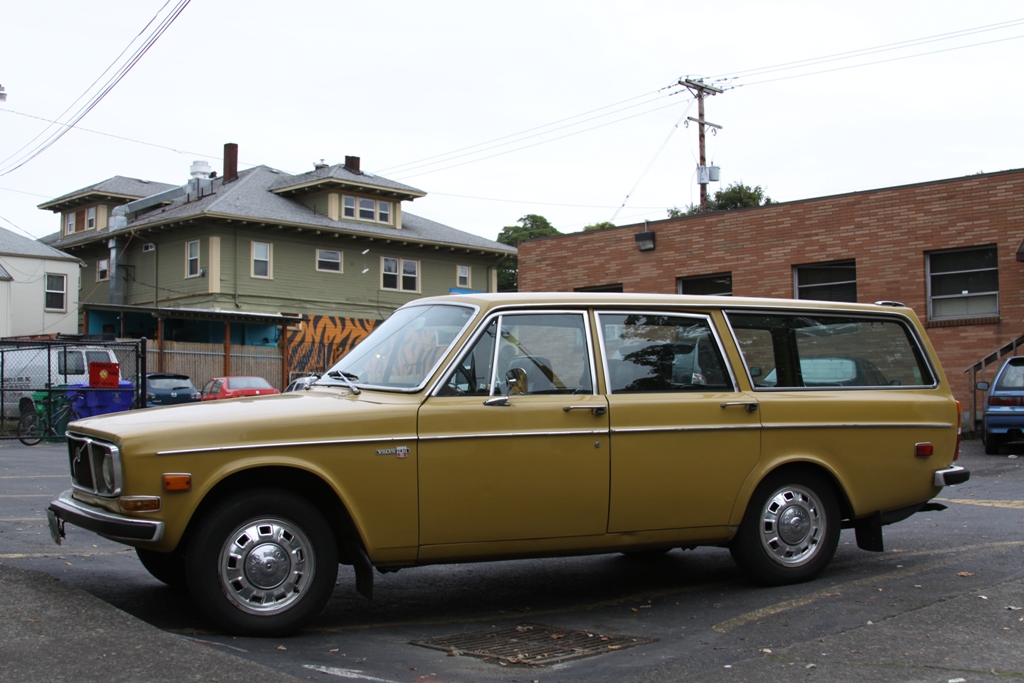 OLD PARKED CARS.: 1971 Volvo 145S.