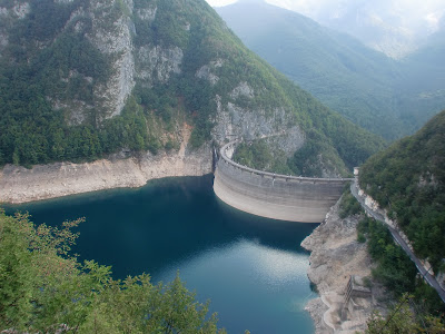 Tra le Rocce e il Cielo: ALL’OMBRA DELLA DIGA LA MOSTRA A TRA LE ROCCE ...