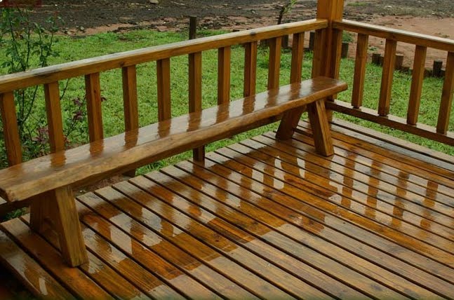 parques infantis: Banco e Deck em madeira.