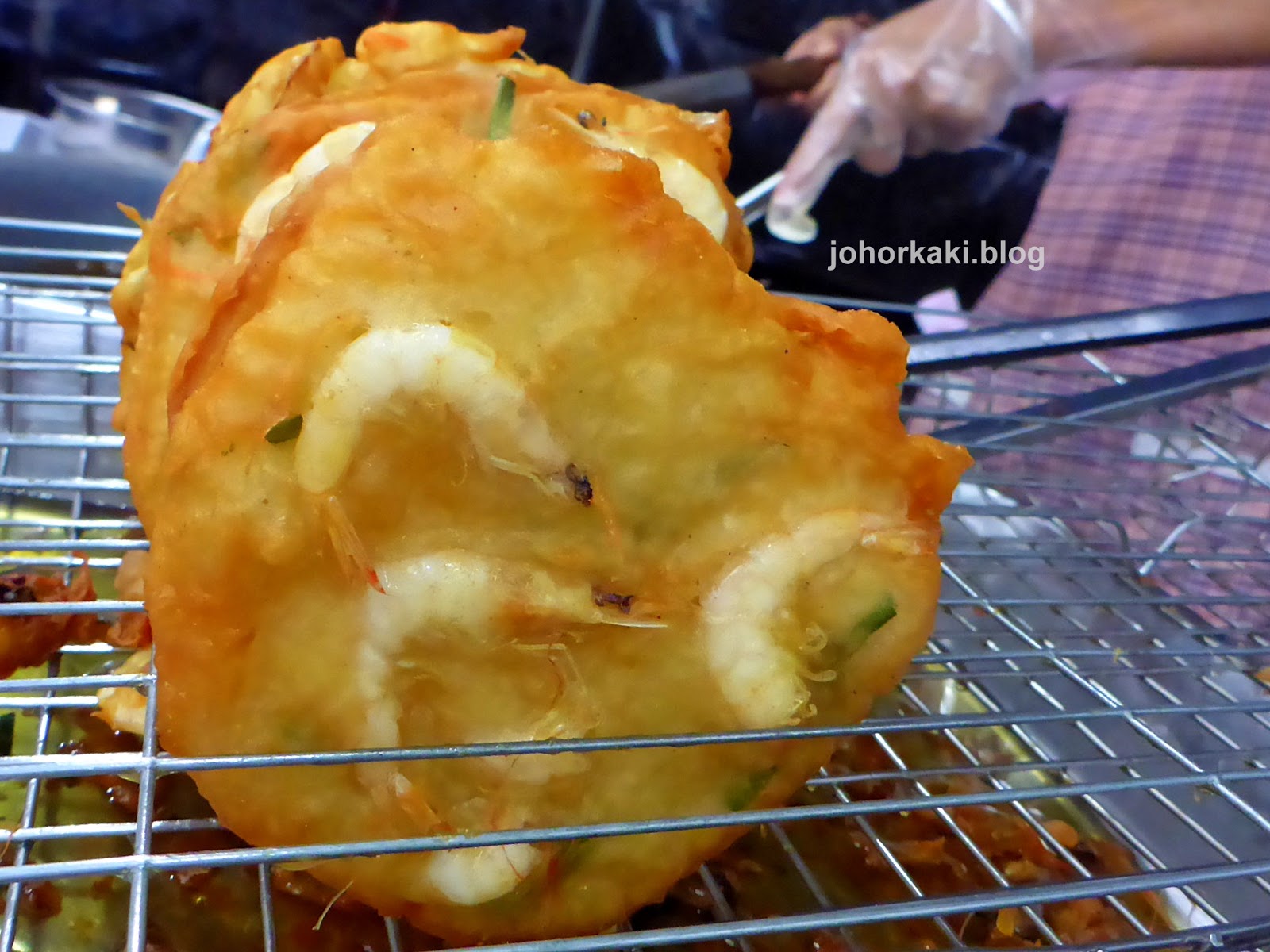 Best Johor JB Pasar Malam Food. Hae Piah Ji or Fried Prawn Fritter ...