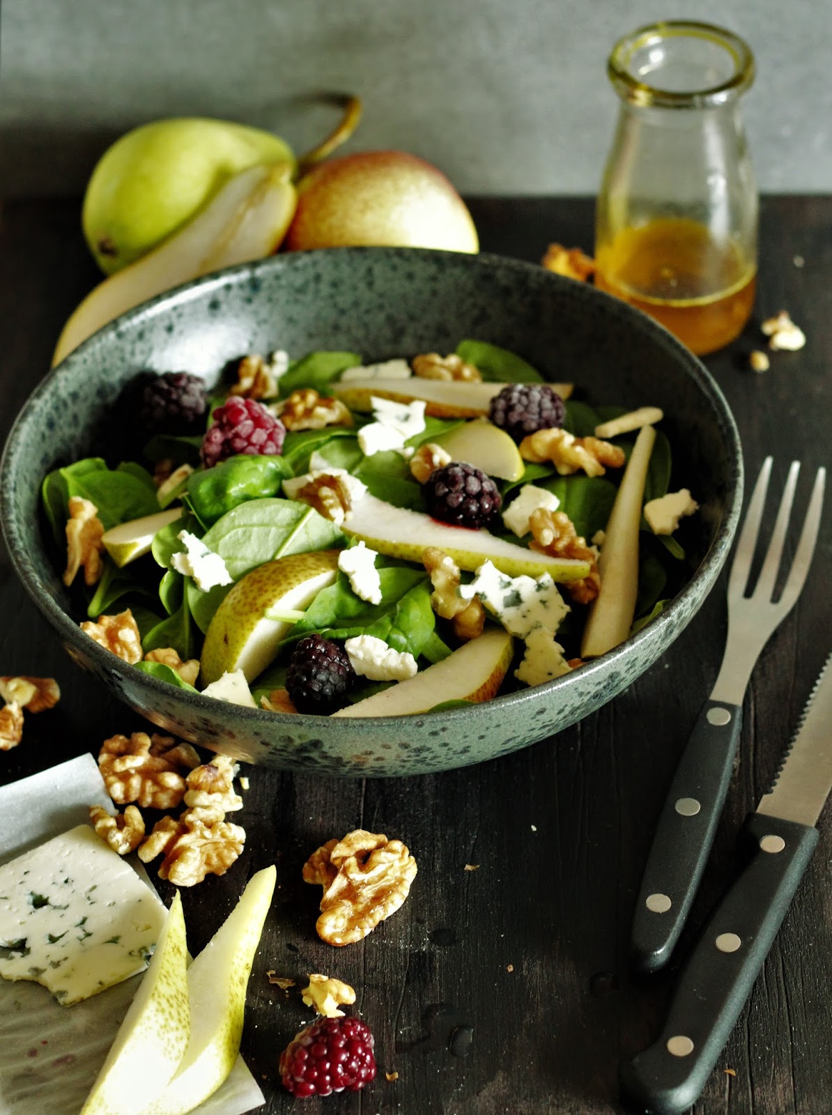 Efterårs-salat med pærer, blå ost, bær og valnødder