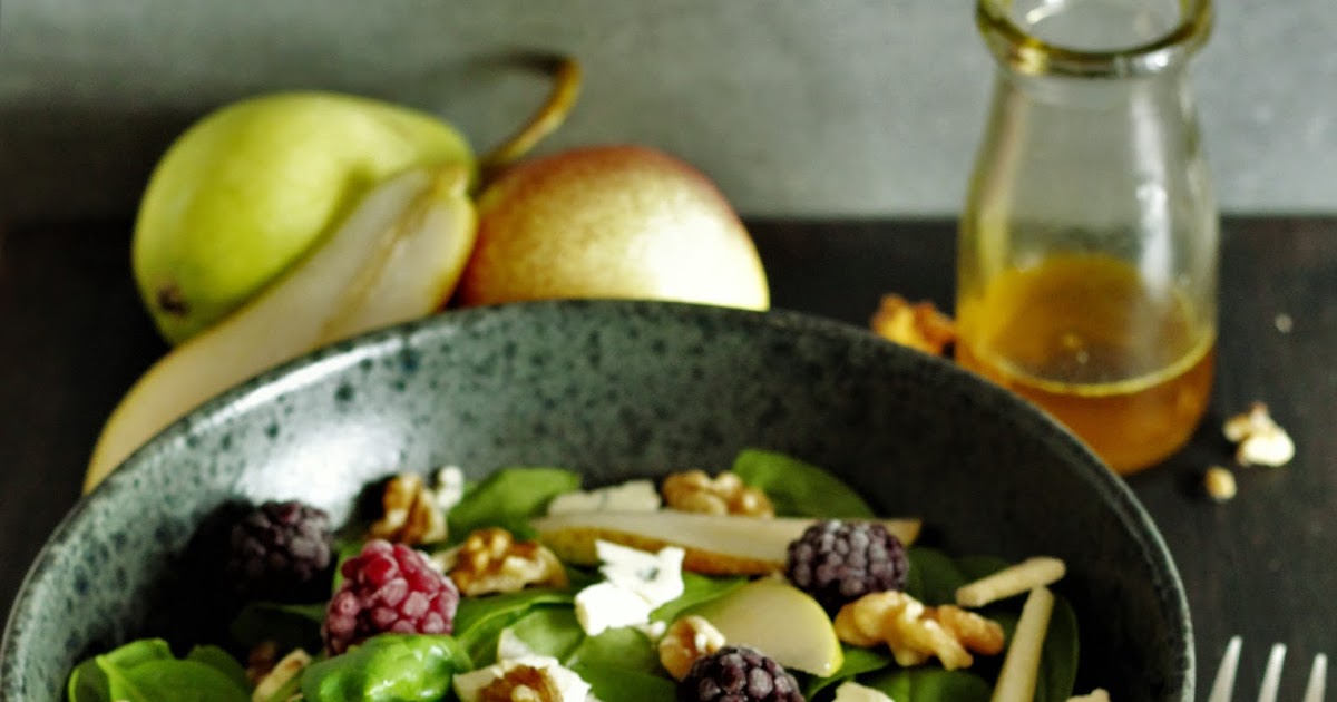 Efterårs-salat med pærer, blå ost, bær og valnødder