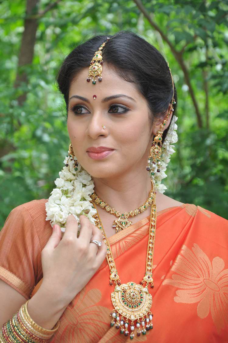 Actress Sada very cute and hot in red saree Latest Photo Gallery ...