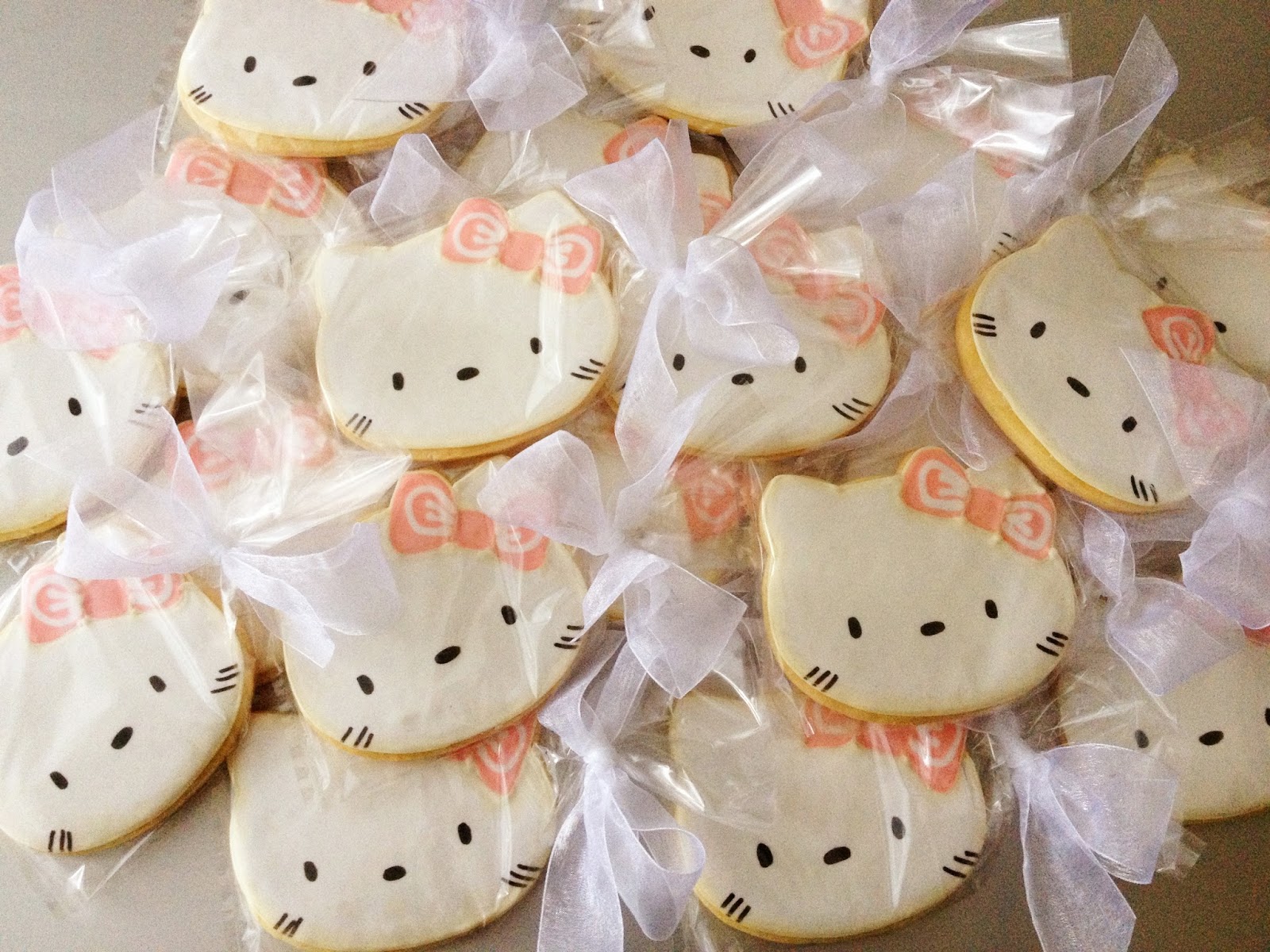 Dough and Batter: hello kitty cookies for grace!!!