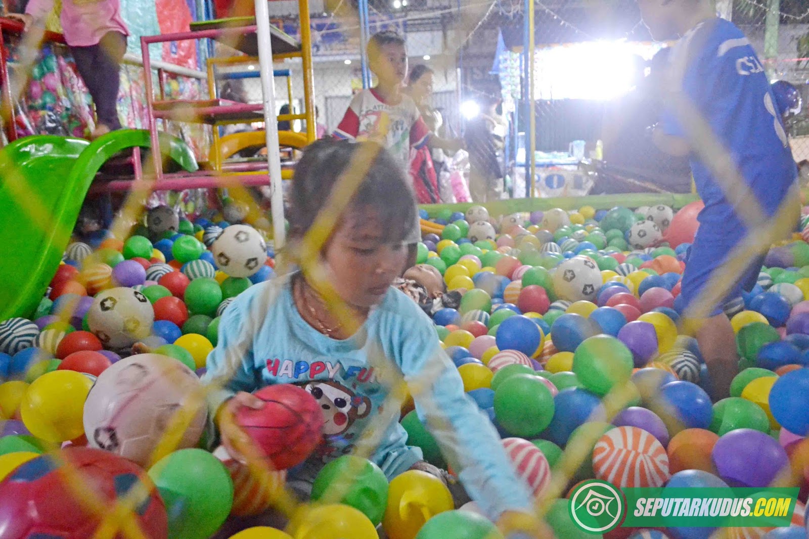 Nada Ketagihan Mandi Bola di Tradisi Dandangan | Beta News