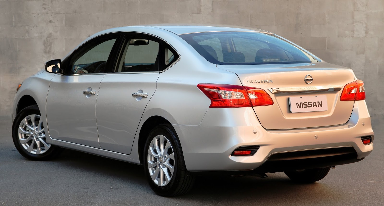 Nissan Sentra estreia central multimídia Multi-App na linha 2019