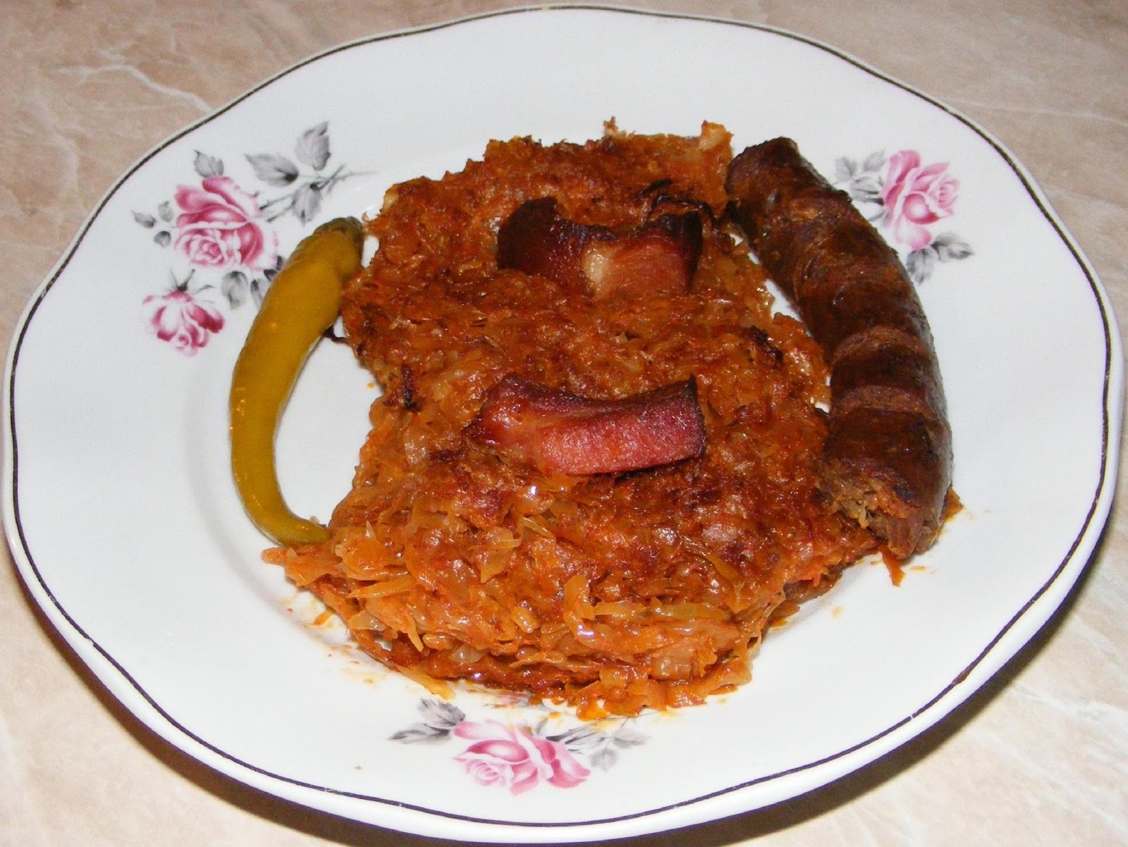 Varza acra calita cu carnati | Preparatedevis.ro