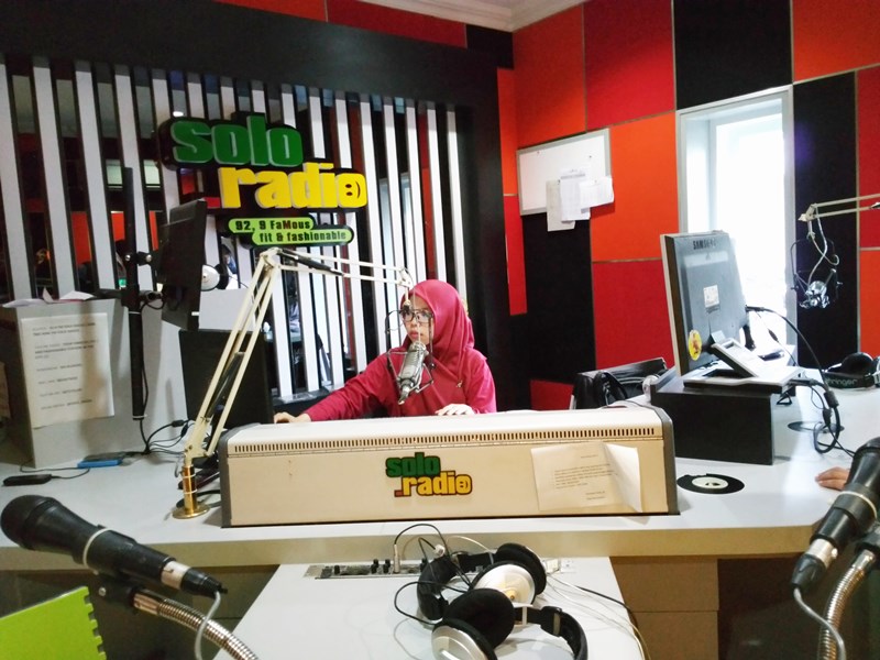 Bagaiamana Menjadi Penyiar Radio yang Baik dan Handal? | Sara Neyrhiza ...