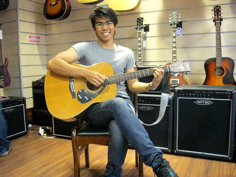 holding the guitar seated - The Acoustic Guitar Forum