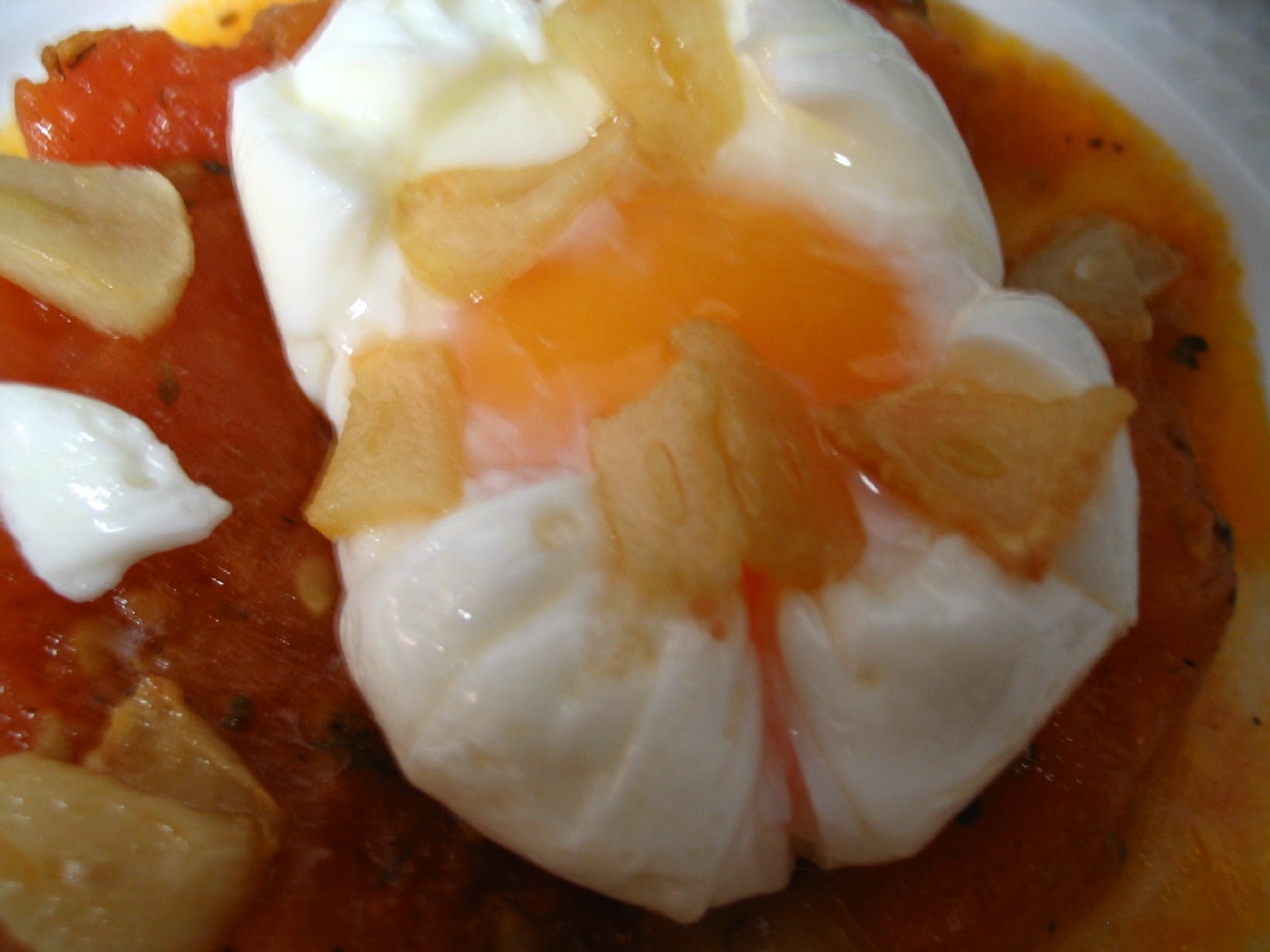 LA CUCHARA CURIOSA: HUEVO ESCALFADO SOBRE TOMATE ESPECIADO