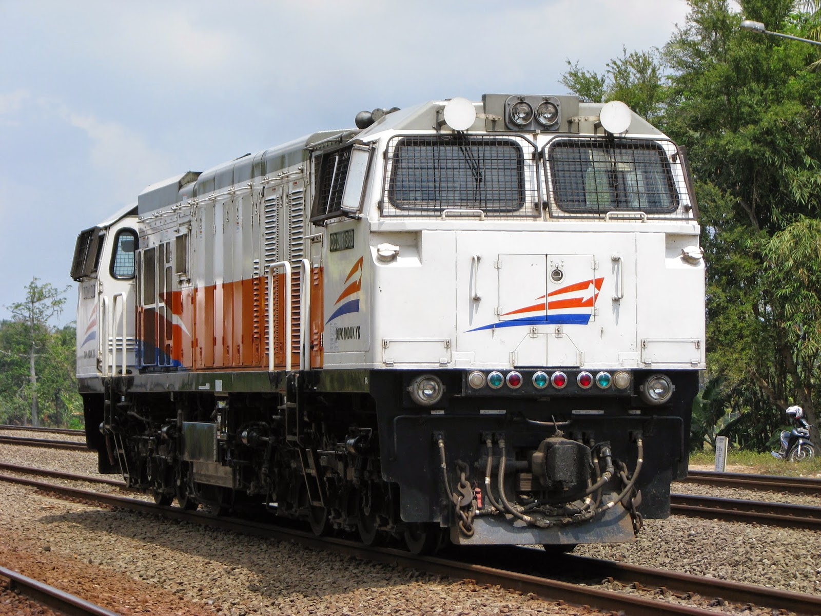 Kereta Api Indonesia: Dinasan Lokomotif CC206 Menarik Rangkaian Ketel ...