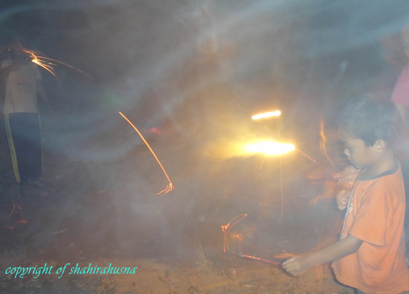 My secret life:shahirahusna: Bermain Bunga Api n Mercun di mlm Raya