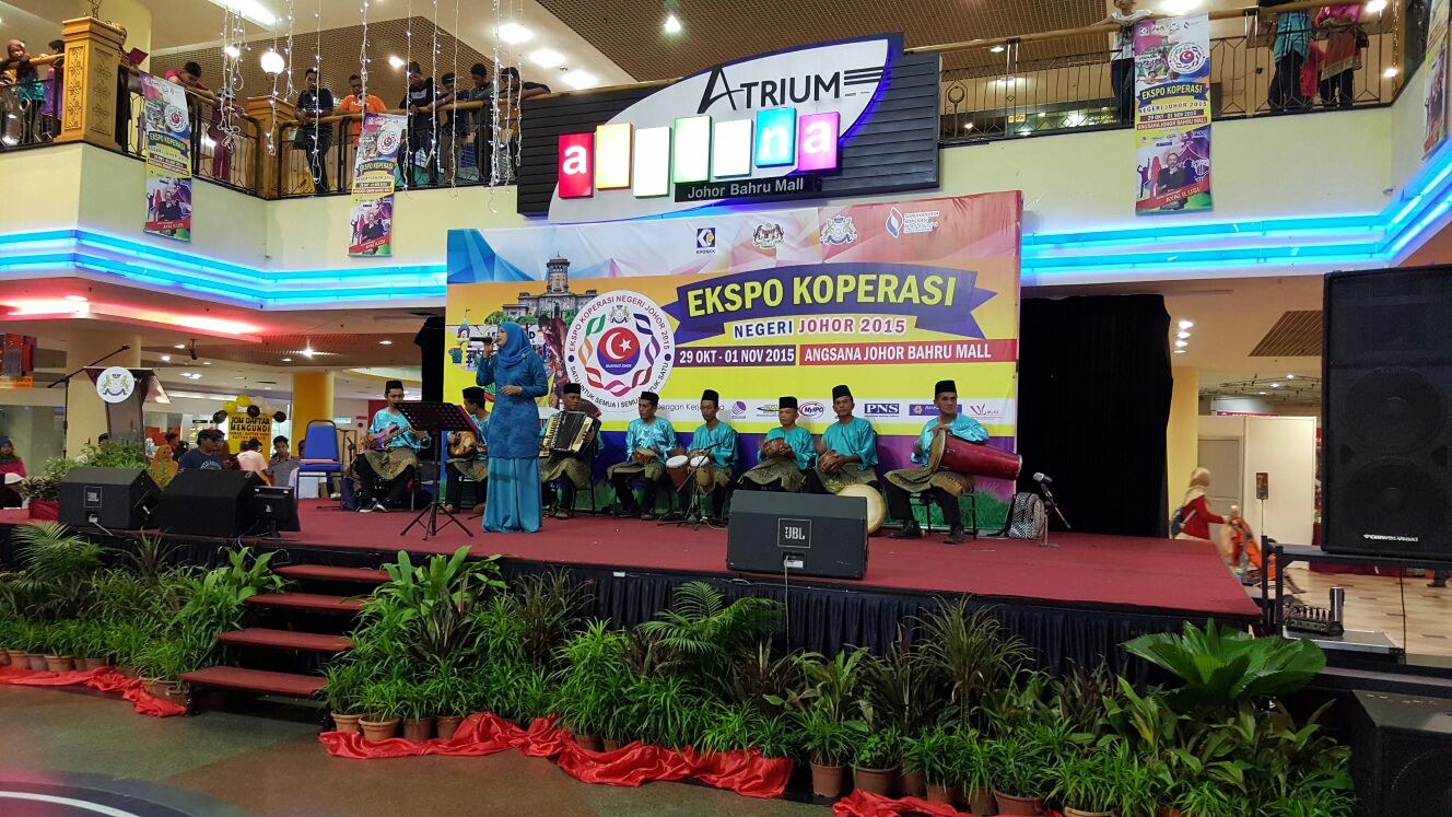 Persembahan Kumpulan Zapin Kencanasari di Plaza Angsana ~ Kampung Parit ...