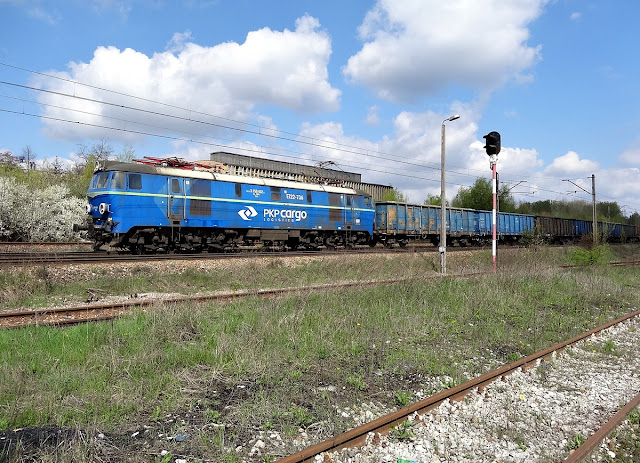 ET22-736 w drodze do stacji docelowej | Kolejowe Kielce