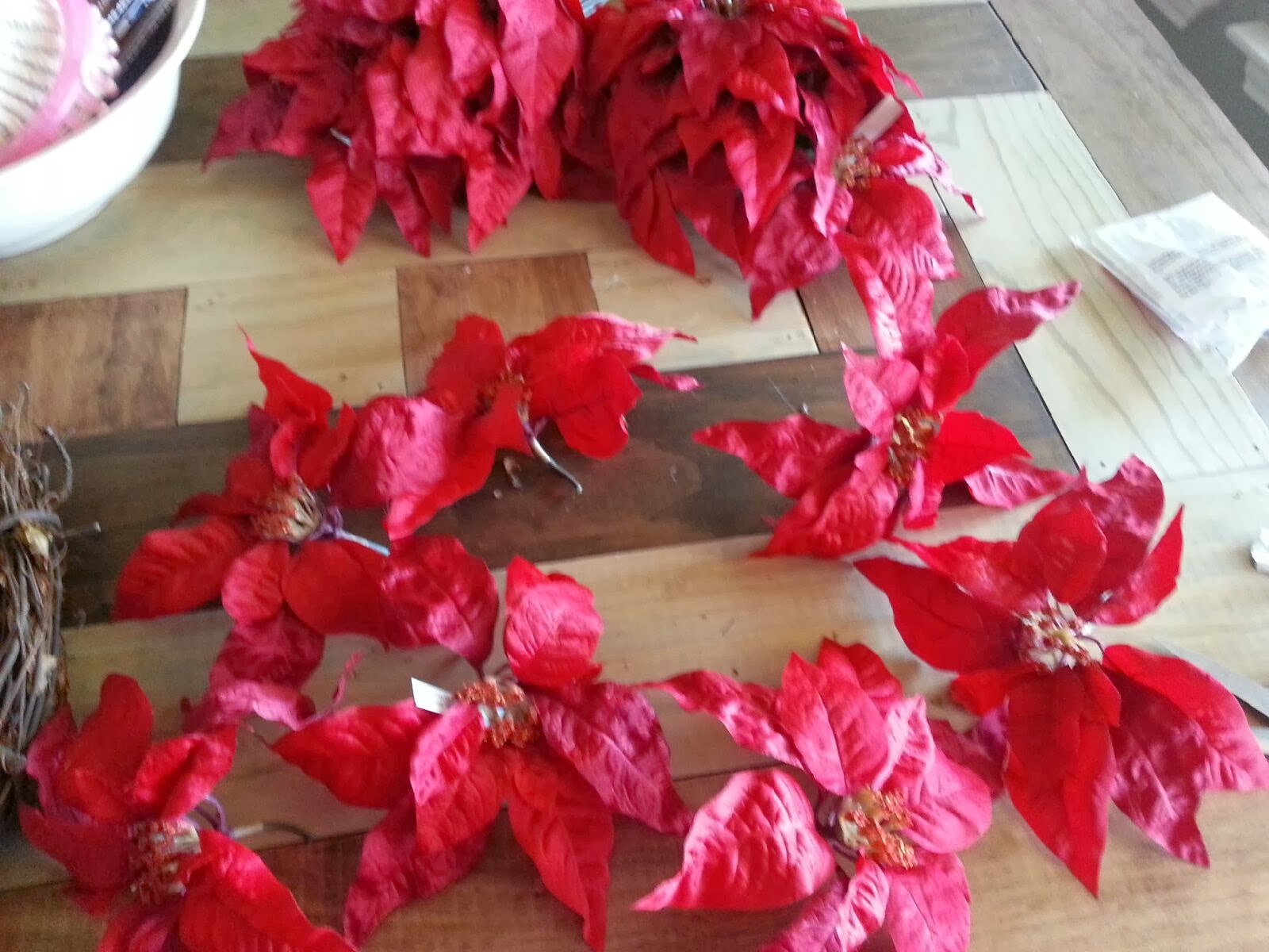 Connoisseur of Creativity: Easy red poinsettia wreath