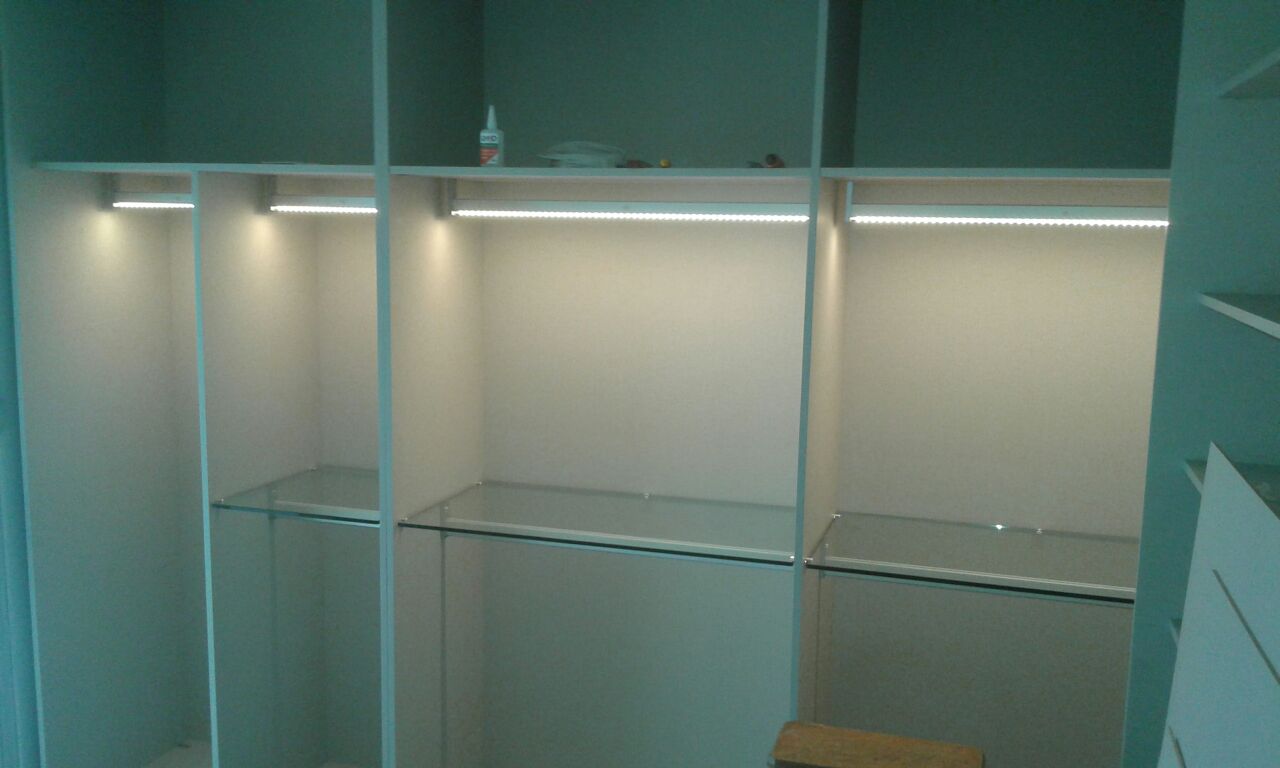 Marcenaria Berger: interno de roupeiro com varão de cabide com leds