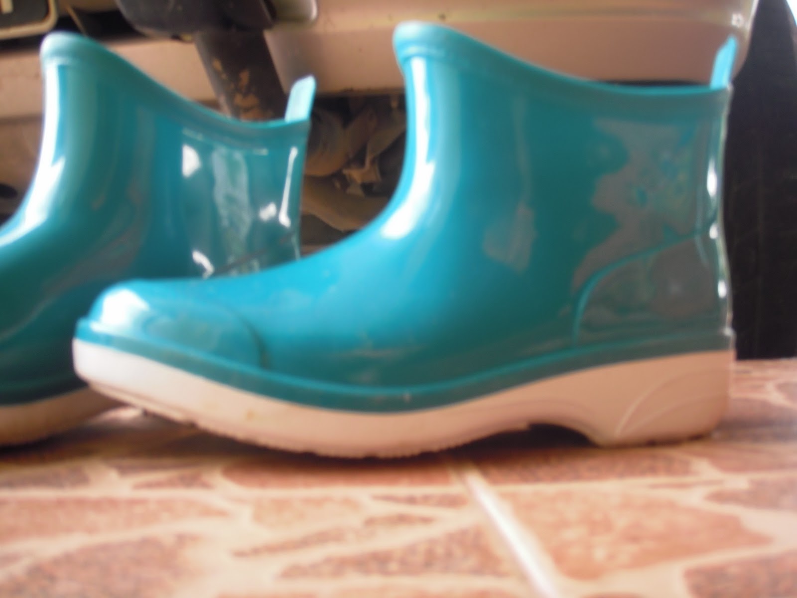 budak biasa .: kasut getah yang cantik