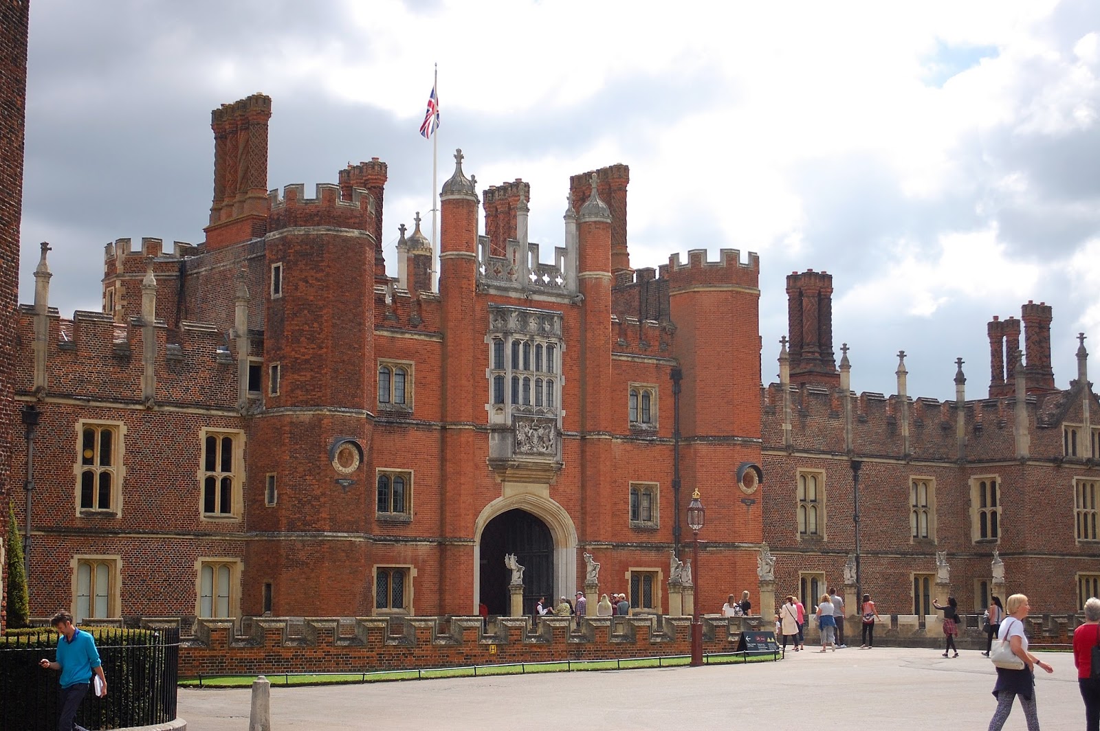 Sonning - the Bear on a Boat.: A Visit to Hampton Court