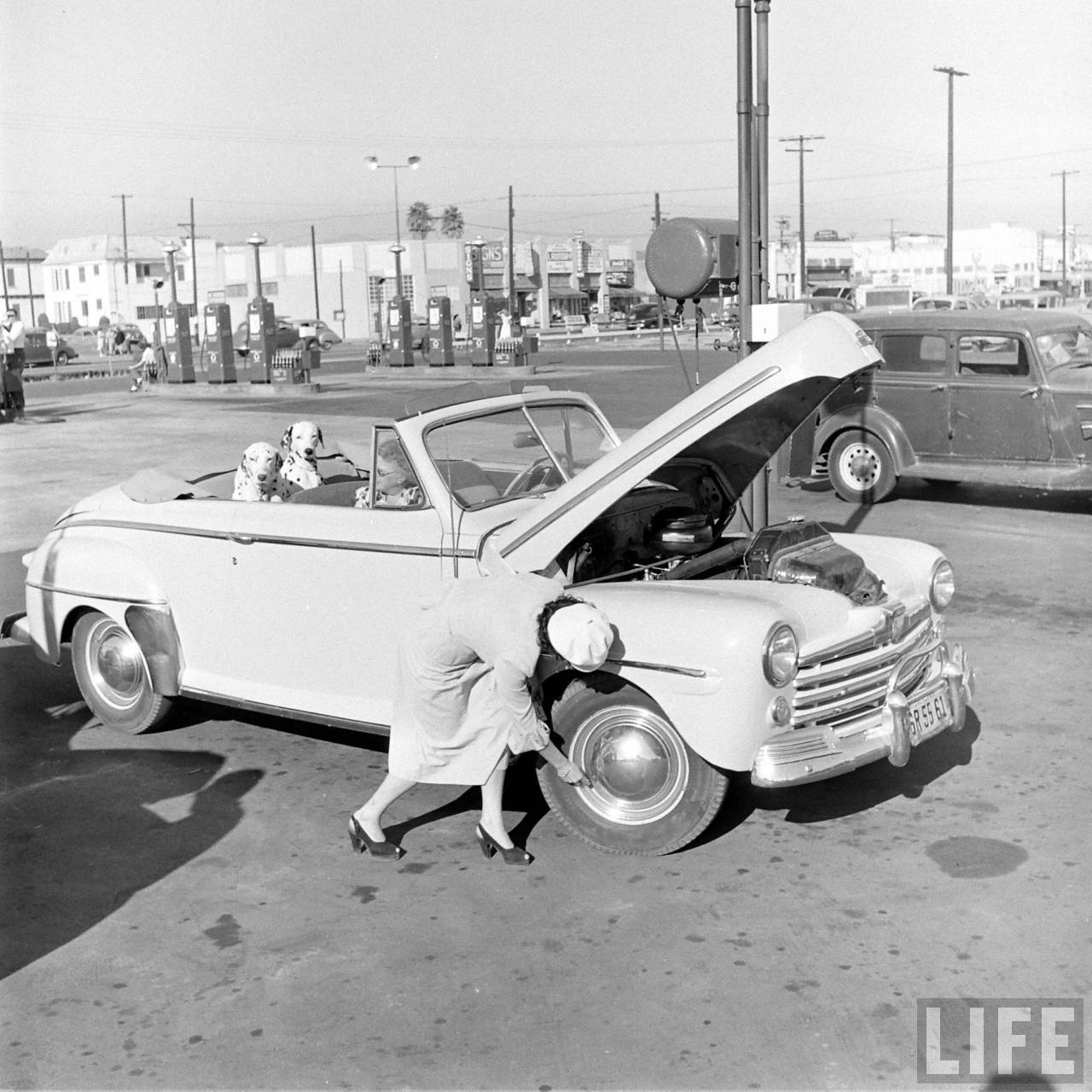 Gilmore Oil’s Gas-A-Teria, One of the First Self Serve Gas Stations in ...