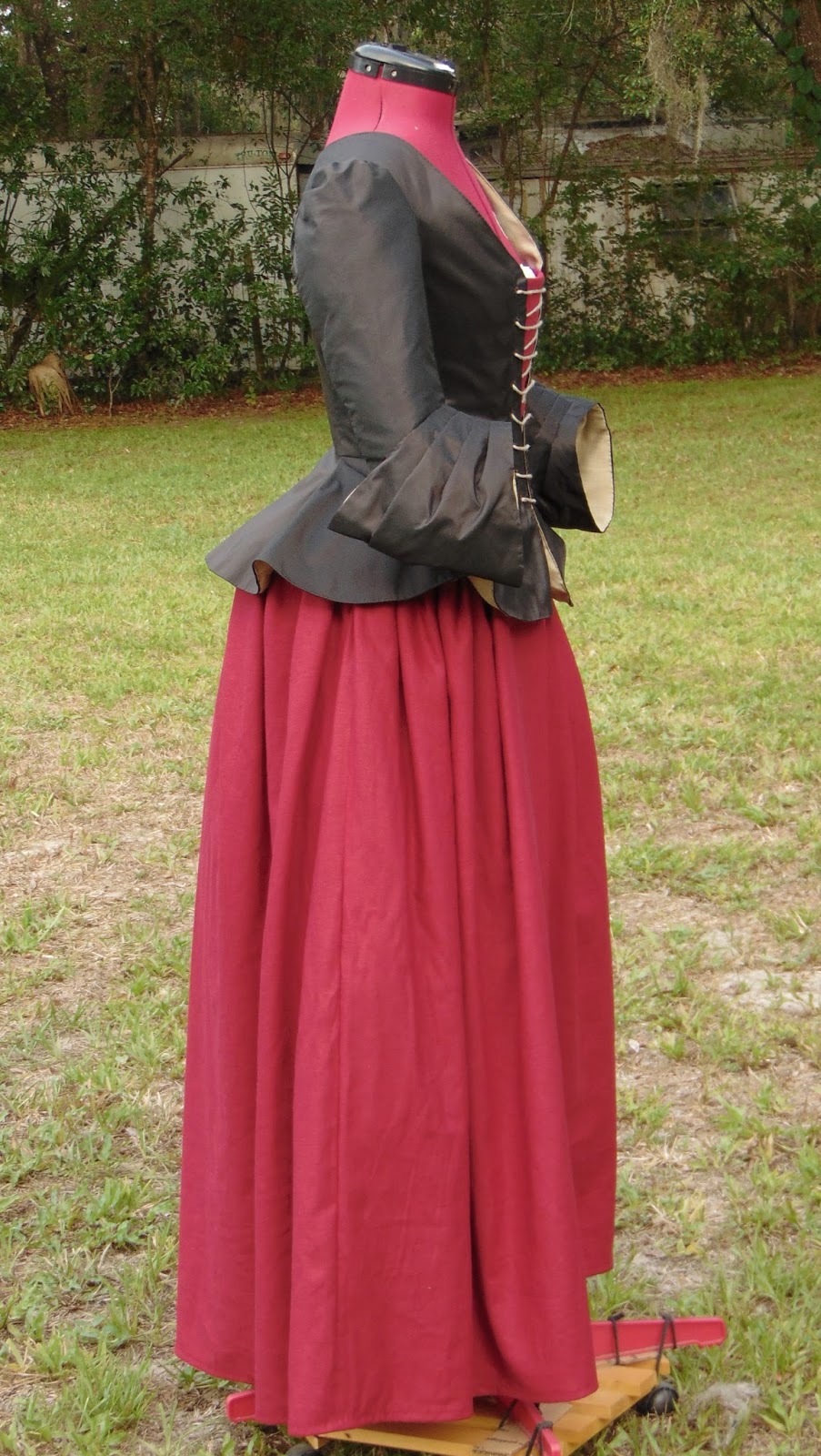 The Antique Sewist: 1760s Casaquin - Brown Silk & Winged Cuffs