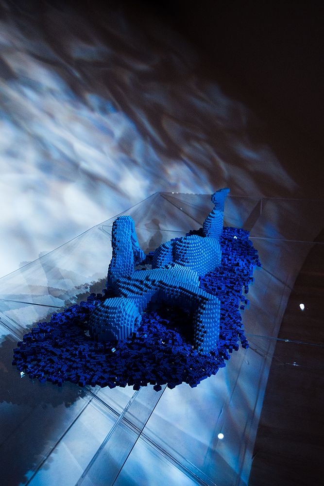 งานแสดงศิลปะรูปปั้นตัวต่อ Lego ที่ ArtScience Singapore Museum โดย ...