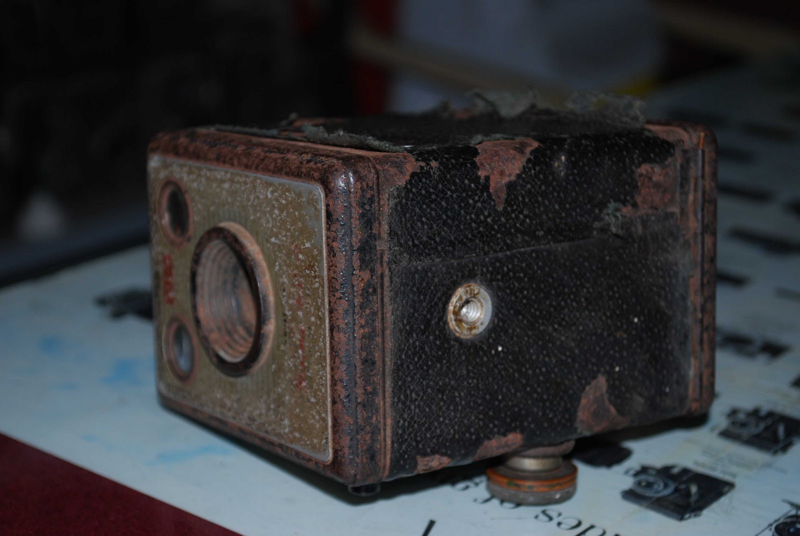 ANTIQUE CAMERAS: KODAK BOX CAMERA OF 1900