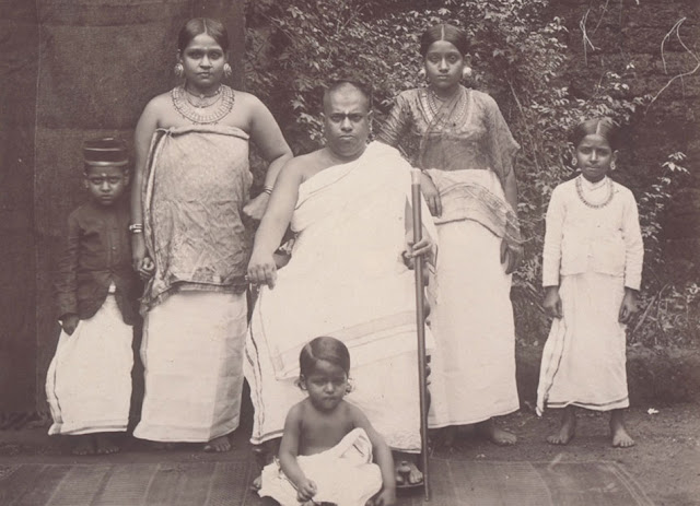 A Brahmin family - Kerala 1902 - Old Indian Photos